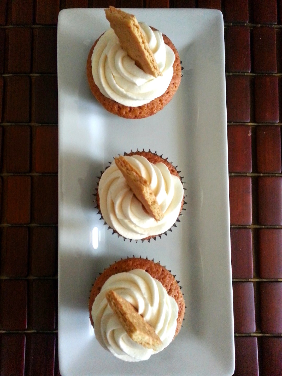 Graham Cracker Cupcakes with Marshmallow Frosting – Honeybee's Patisserie